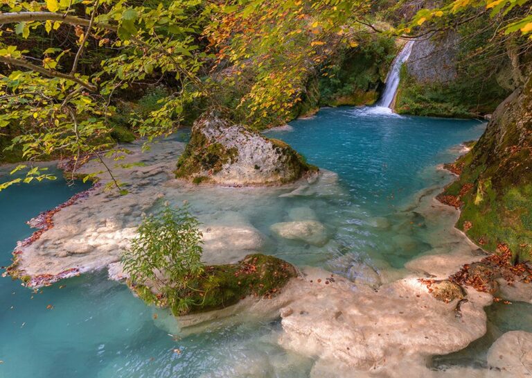 Ruta al Nacedero del Urederra, el río de las cascadas azules de Navarra